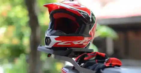 Banyak yang Belum Tahu Alasan Bentuk Helm Off-Road Lebih Panjang