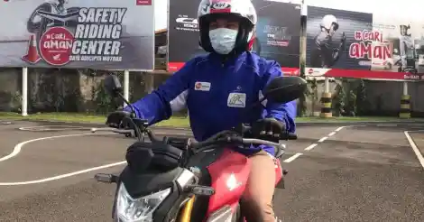 Ketahui Postur Tubuh yang Tepat Saat Mengendarai Motor