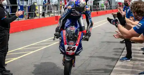 Jajal Motor Yamaha YZR-M1, Toprak: Berbeda dari R1