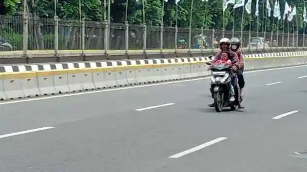 Bahaya! Ini 5 Keteledoran Saat Bonceng Anak di Motor