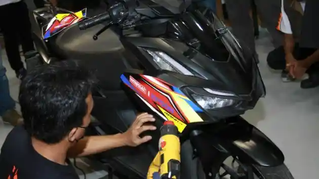 Tips Pasang Stiker di Motor Agar Tak Mudah Lepas