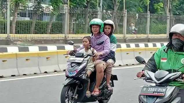 Bahaya! Ini 5 Keteledoran Saat Bonceng Anak di Motor