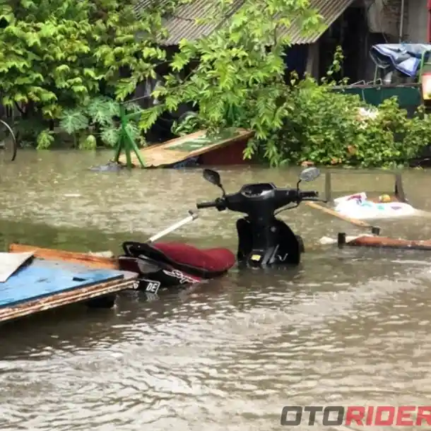 4 Hal yang Harus Dilakukan Setelah Motor Terendam Banjir