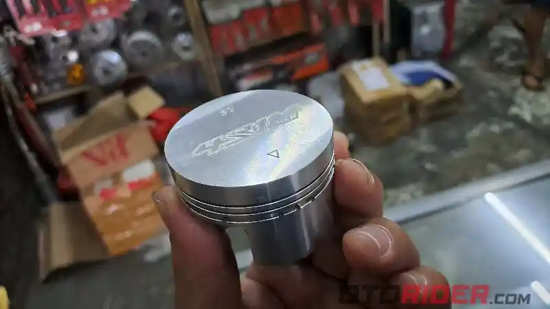 Apa Sih Bedanya Piston Jenong dan Rata pada Motor?