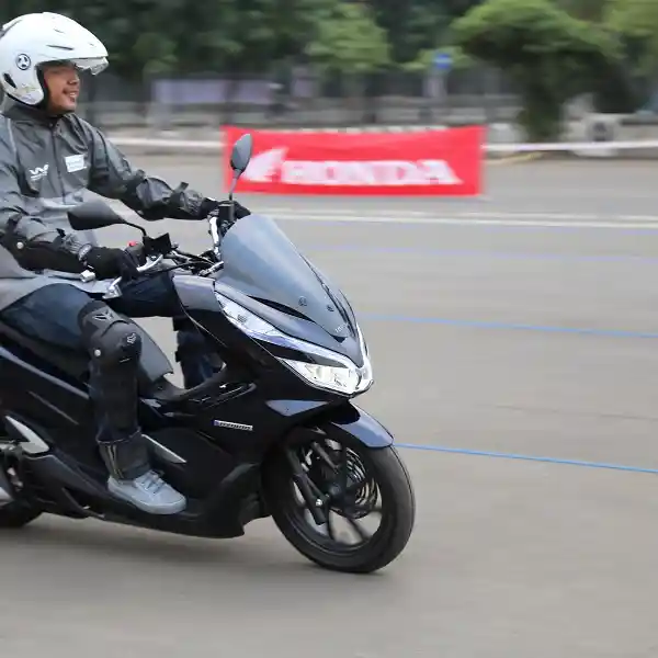 Honda PCX Hybrid Diberi Warna Biru Dongker, Spesialis Warna Ini ...