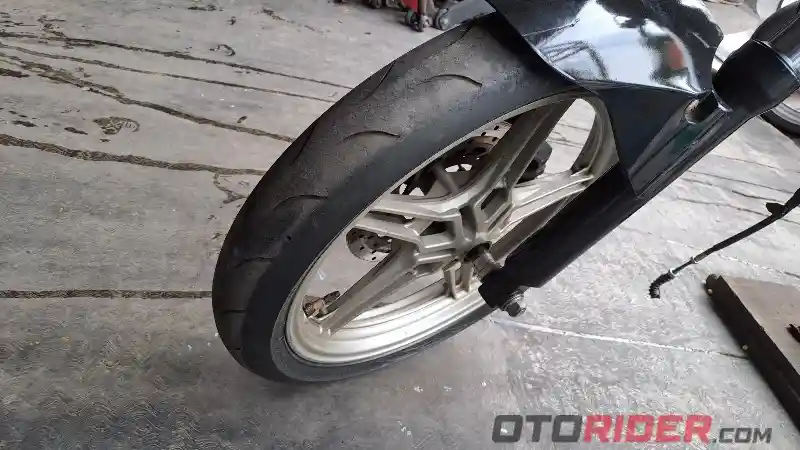 Tips Mengecek Kelayakan Kondisi Ban Motor, Lakukan 2 Hal ini!