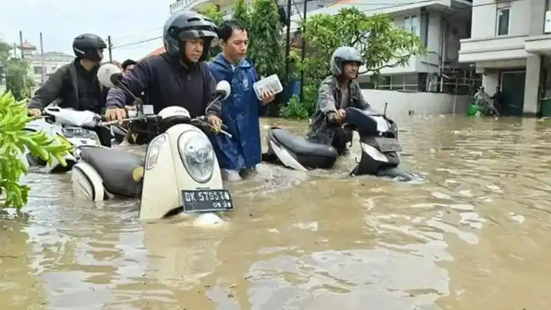 Ratusan Motor di Bali Rusak Akibat Banjir, Oli Mesin Harus Segera Diganti