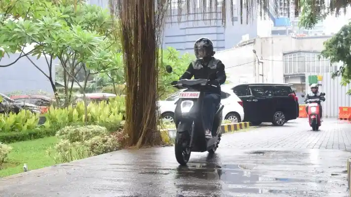 Cara Aman Mengendarai Motor Listrik yang Tanpa Suara