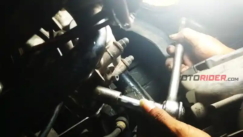 Cara Memasang Busi Motor dengan Benar