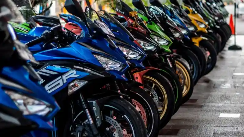 Pilihan Motor 250 cc Rasa Moge: TNT249S, Ninja ZX-25R, dan V250 FI
