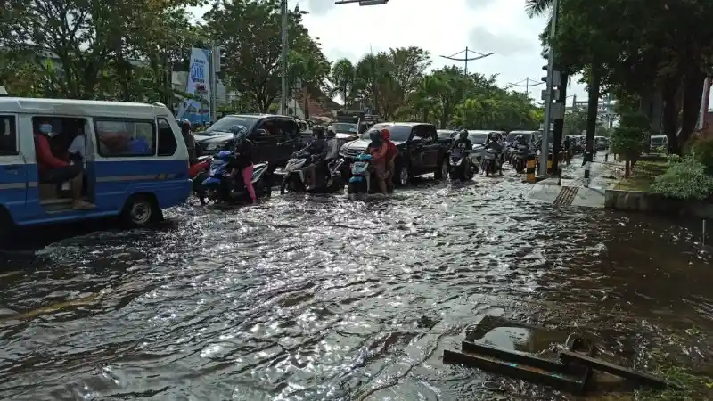 Tips Aman Berkendara Motor Saat Terpaksa Melewati Banjir