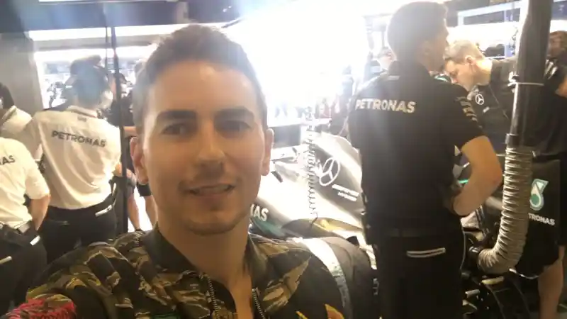 Isi Akhir Pekan, Lorenzo Nonton F1 Abu Dhabi Dari Pit Mercedes-Benz