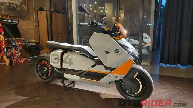 Ramaikan Pasar Motor Listrik Indonesia, BMW Luncurkan CE 04