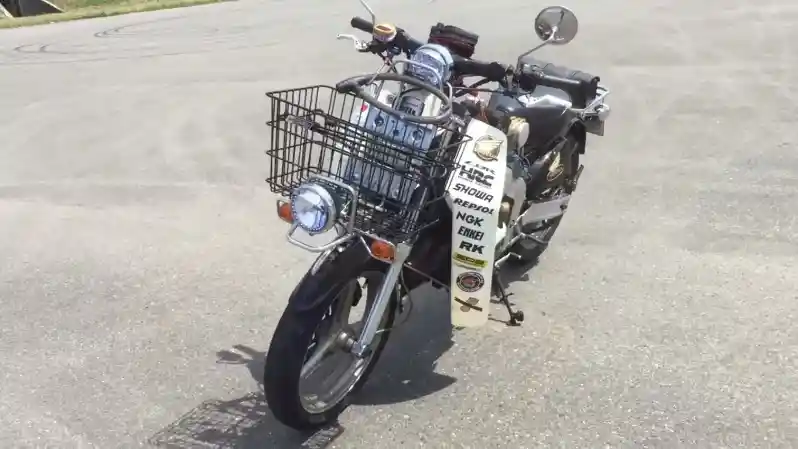 Modifikasi Honda Super Cub Jadi 4-Silinder Pakai Mesin CBR250RR