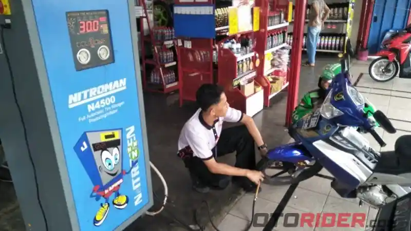 Isi Angin Ban Motor, Sebaiknya Pakai Udara Biasa atau Nitrogen?