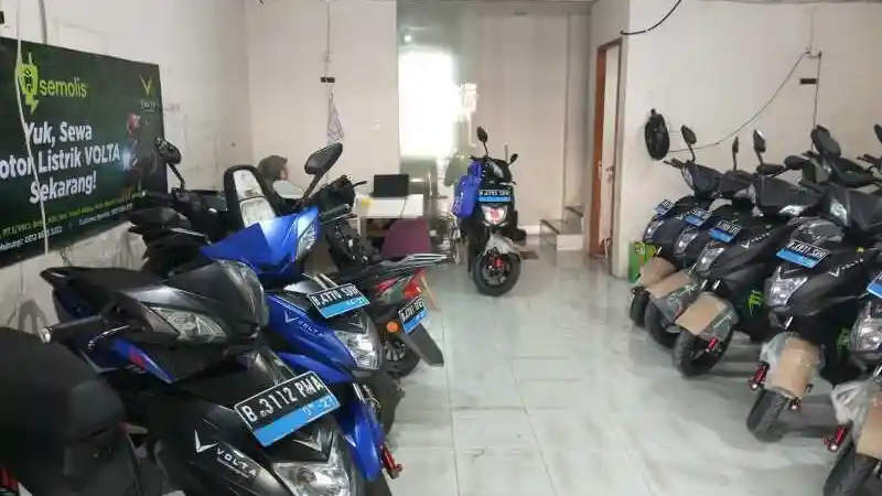 Tertarik Motor Listrik Tapi Masih Enggan Membeli? Bisa Sewa di Semolis